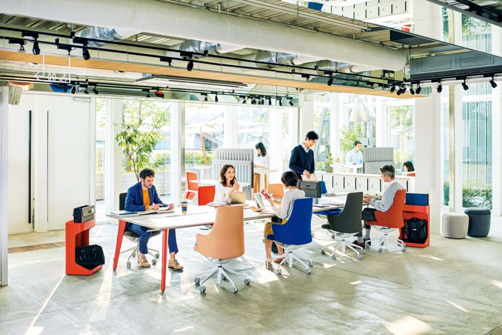 Workplace Common Areas | Flexible Benching & Shared Desks | Okamura