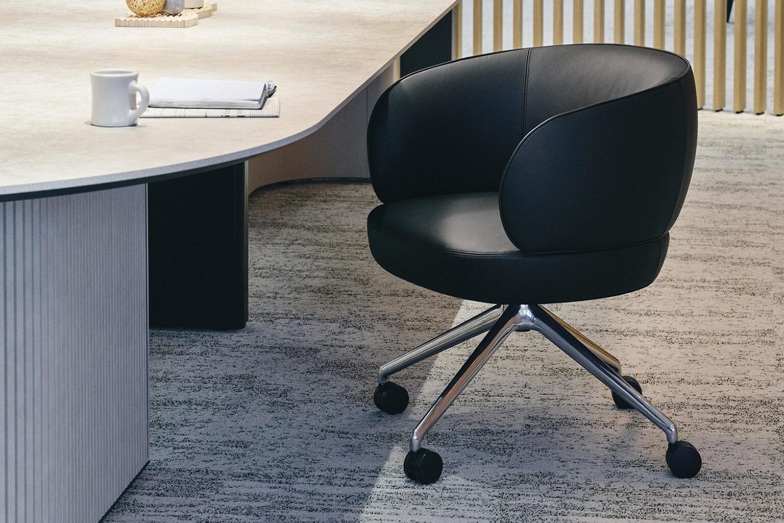 Emino Meeting Lounge Leather Chair for Executive Spaces | Okamura